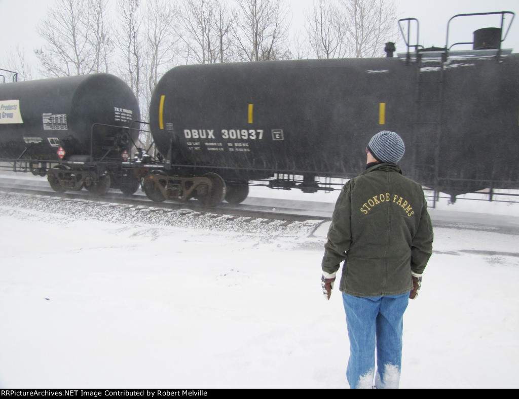 DBUX 301937 ethanol tank rolls by the watchful eye of my wife